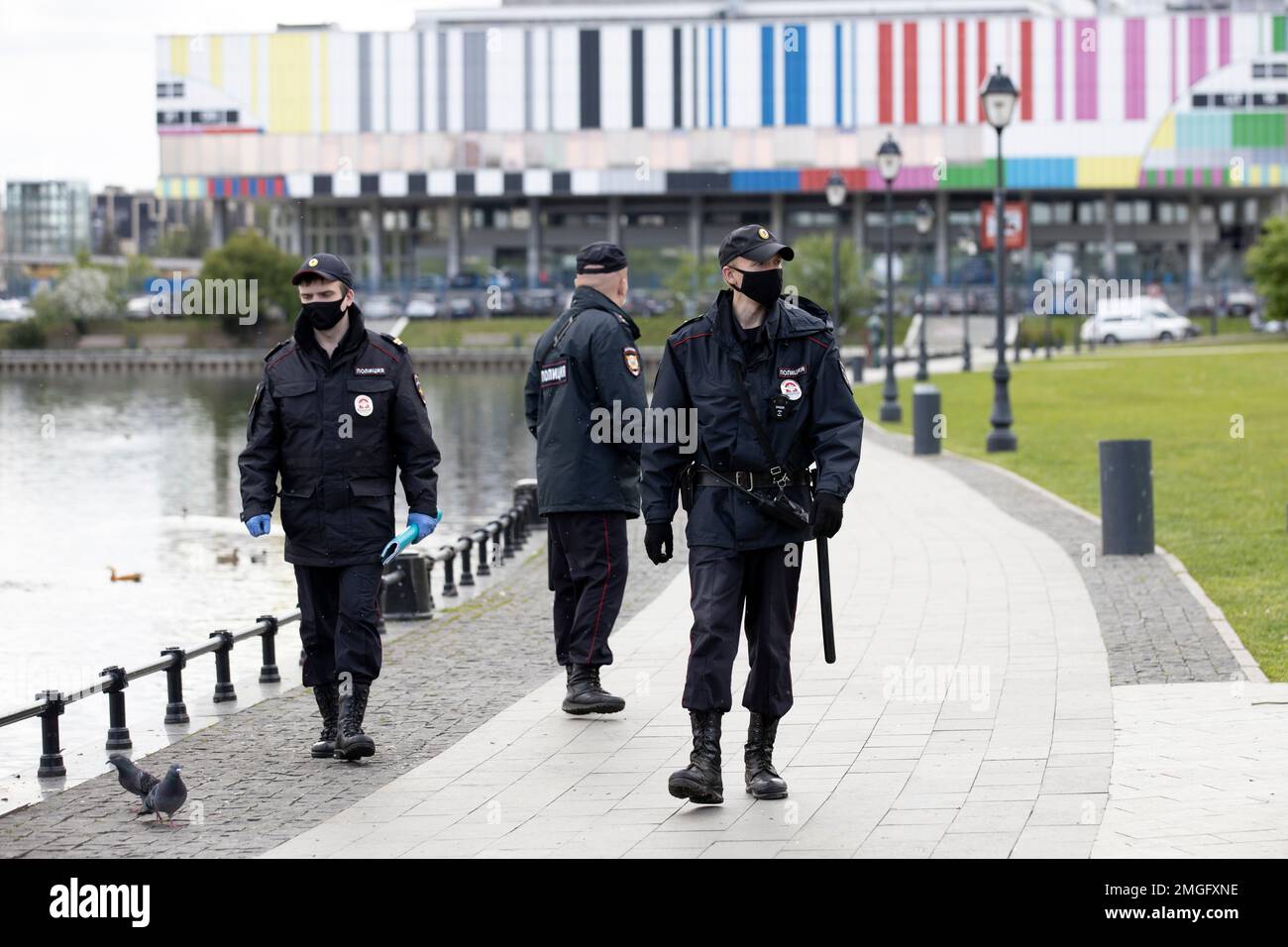 Russian police officers wearing face masks to protect against ...