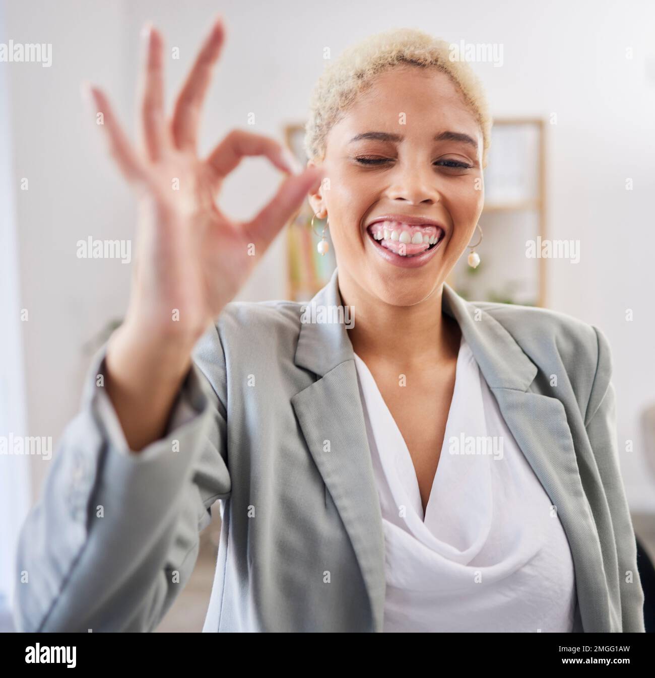 Portrait, langue et emoji avec une femme noire d'affaires qui se presse ... Portrait, langue et emoji avec une femme noire d'affaires qui se presse ...