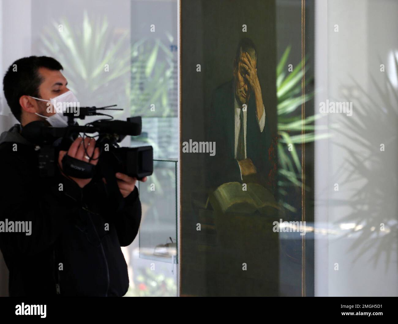 A cameraman wearing a mask against the spread of the new coronavirus ...