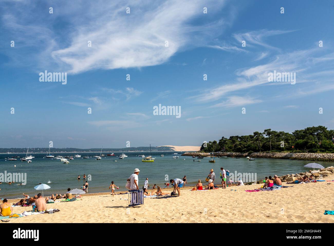 Cale-Cap-Ferret (sud-ouest de la France) : vacanciers sur une plage en ...