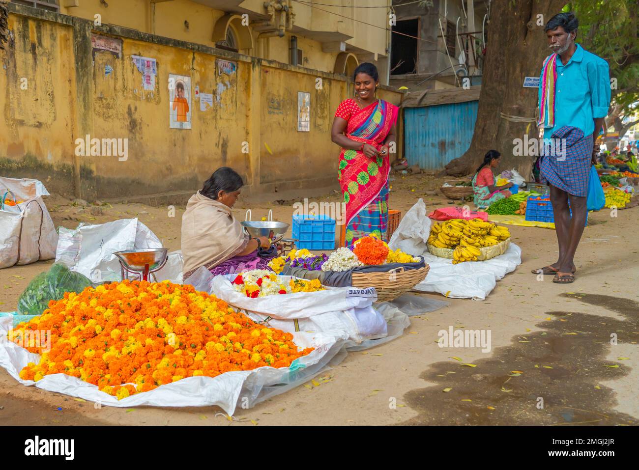 Puttaparthi, Andra Pradesh - Inde - 21 janvier.2023: Une femme qui vend ...