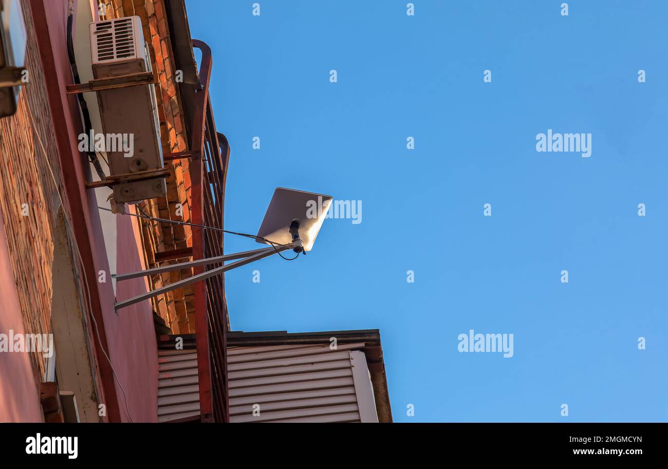 Dnipro, UKRAINE - janvier 2023: Starlink satellite Dish, une ...