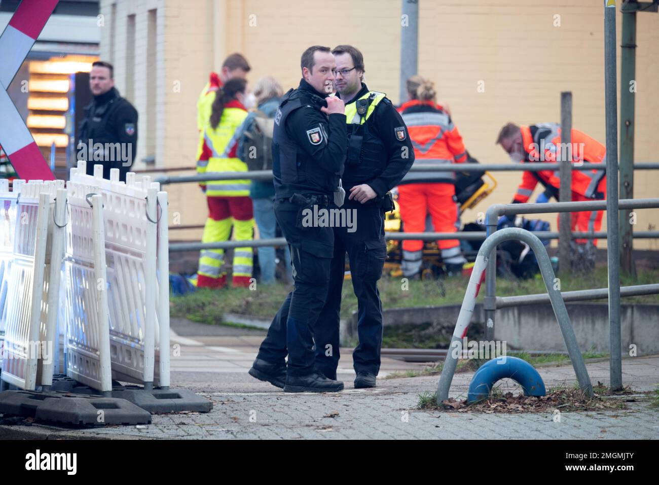 Einsatzkräfte der Polizei und Rettungsdienste sind an einem Bahnhof Brokstedt im Einsatz. BEI ...