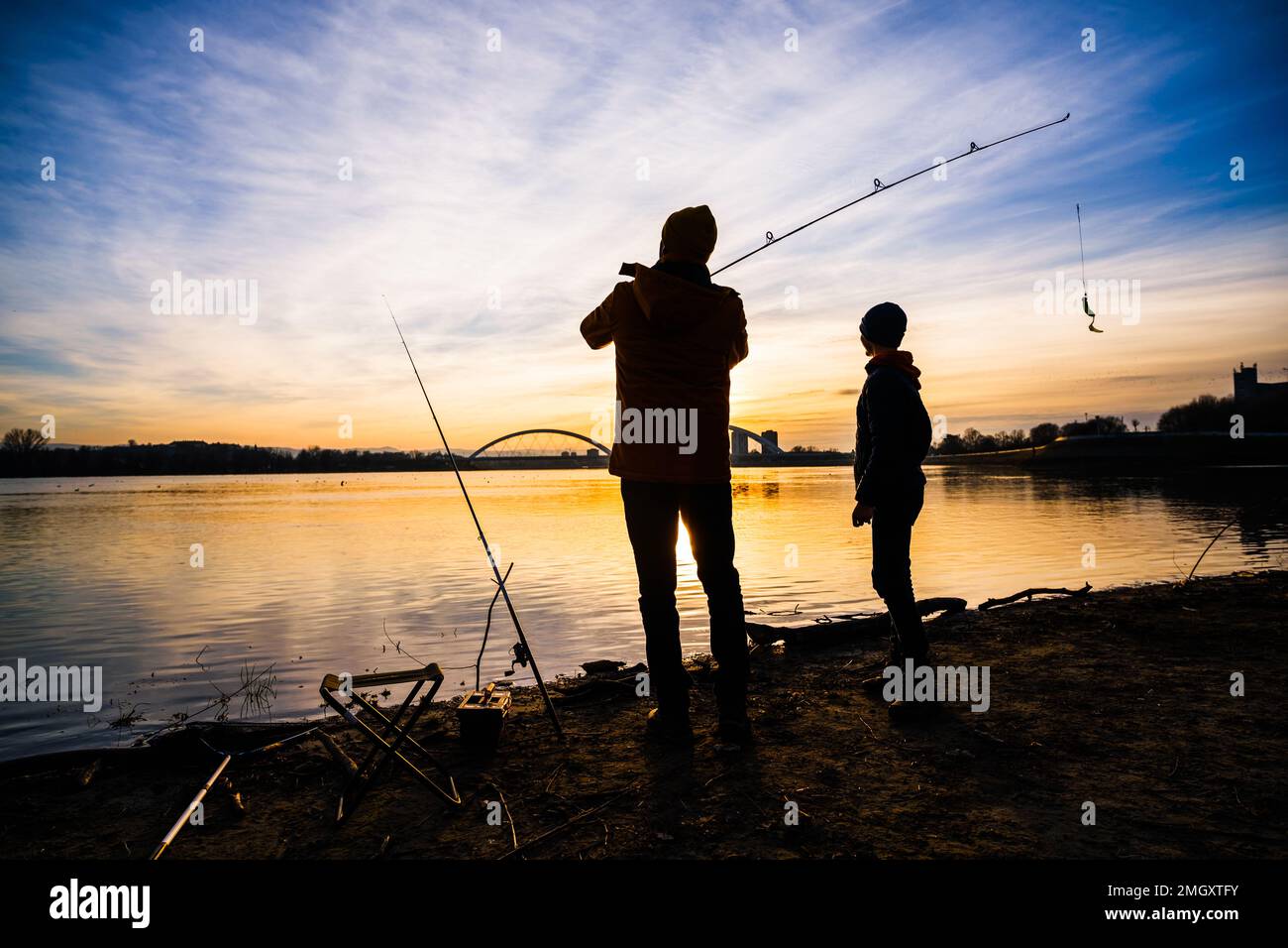 Le père et son fils pêchent l'hiver. Pêche en rivière. Un adolescent ...
