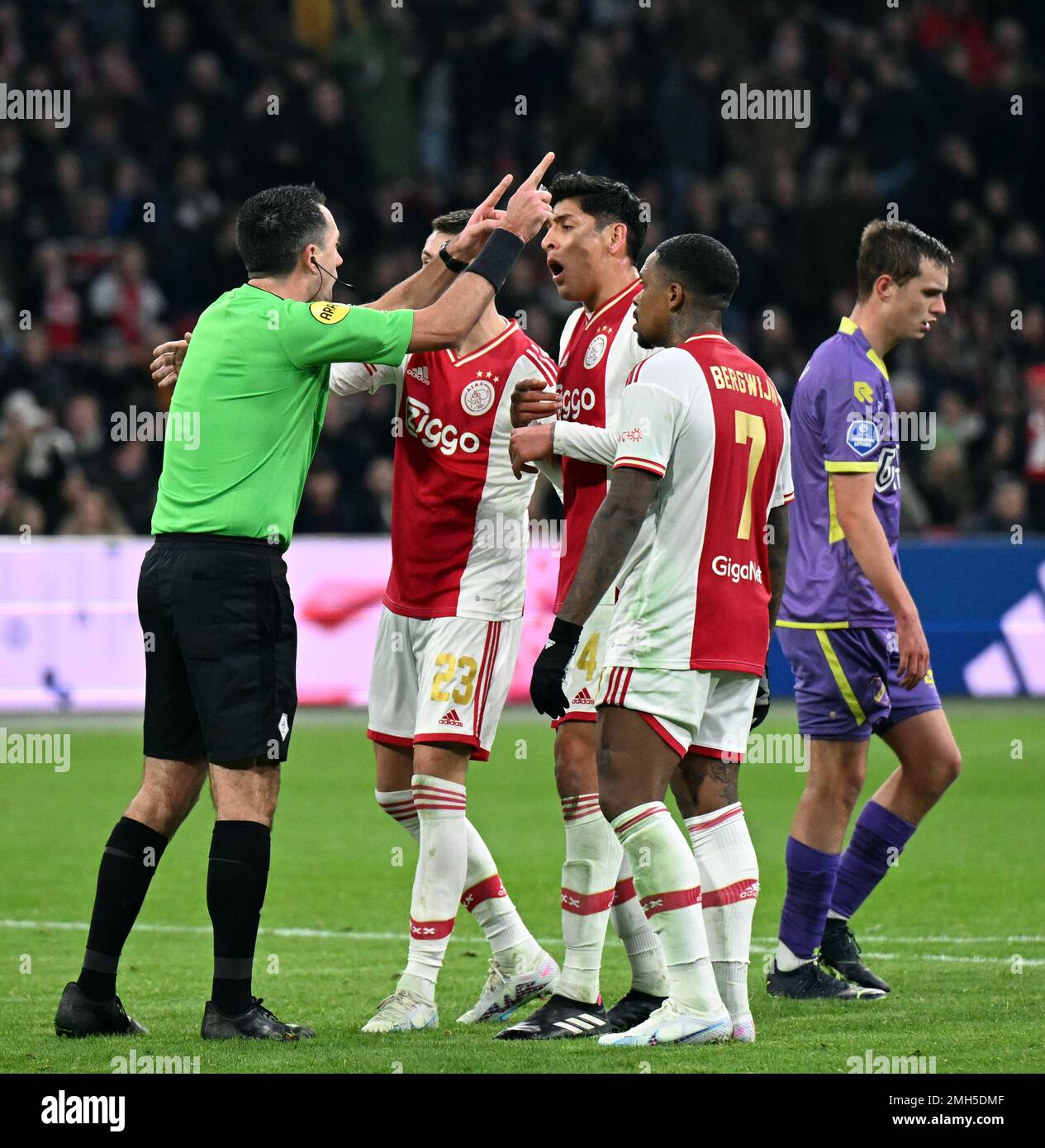 AMSTERDAM - (lr) arbitre Dennis Higler, Steven Berghuis d'Ajax, Edson ...