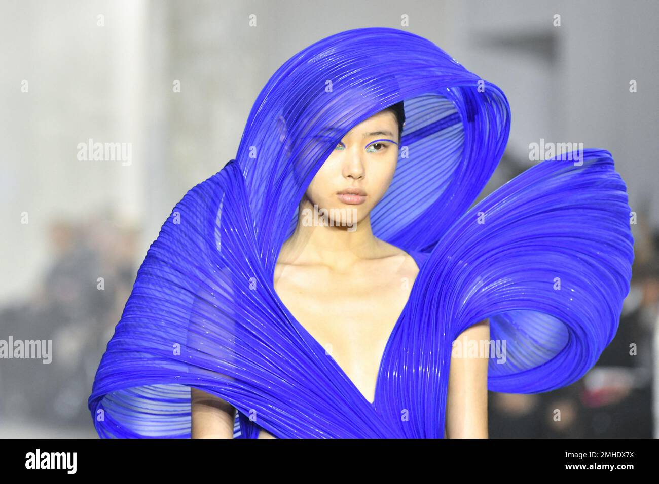 Un modèle fait le tour de la piste du PFW Gaurav Gupta haute Couture ...