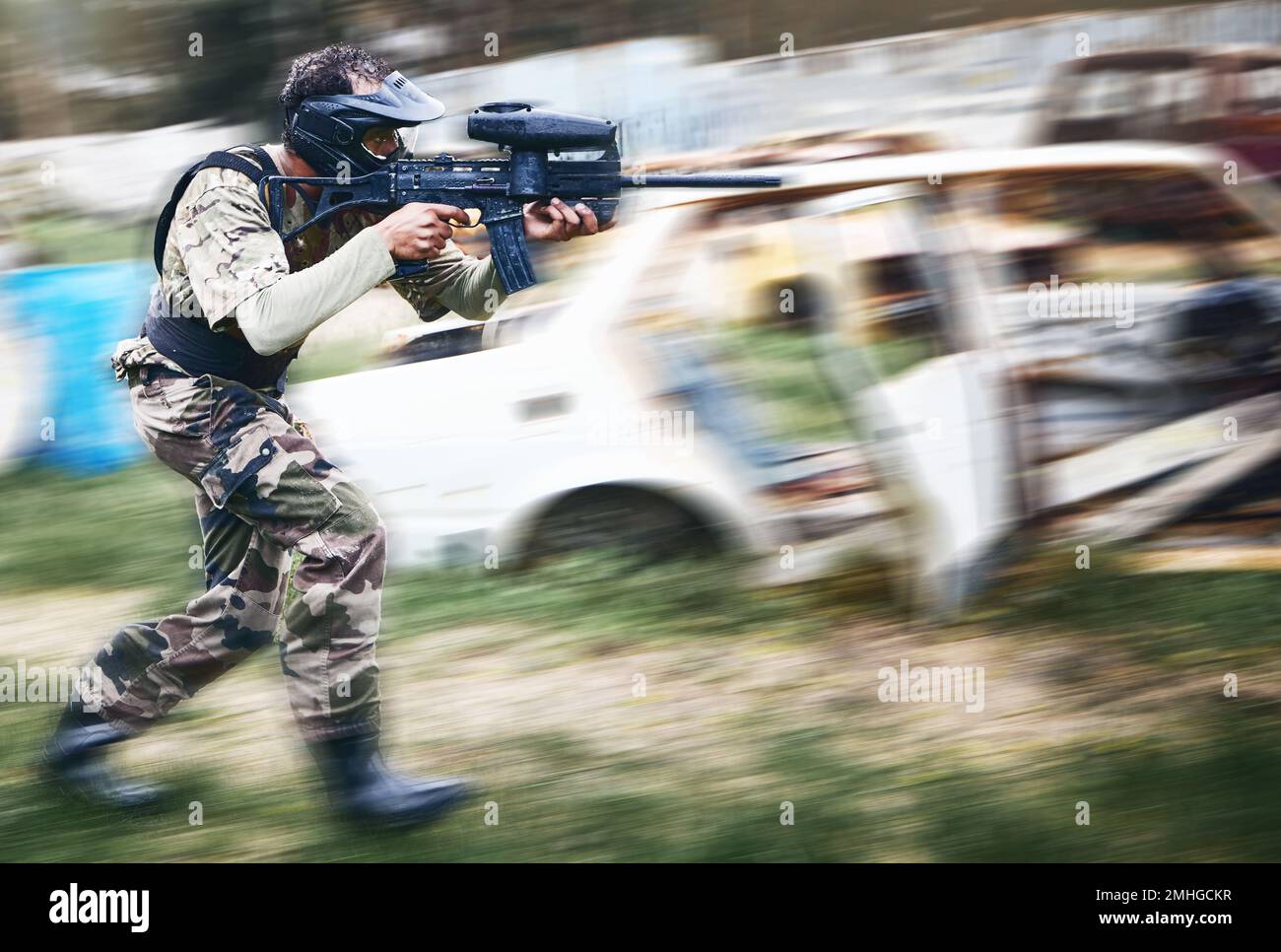 Paintball, visez et homme avec un pistolet pour un jeu avec des ...