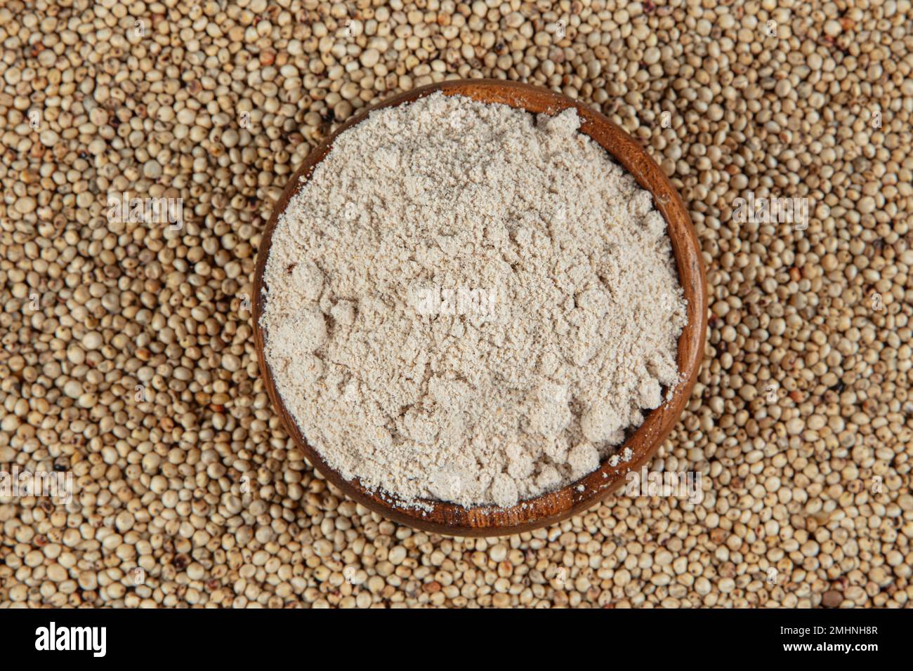 Graines de sorgho sans gluten isolées sur fond blanc. Graines entières ...