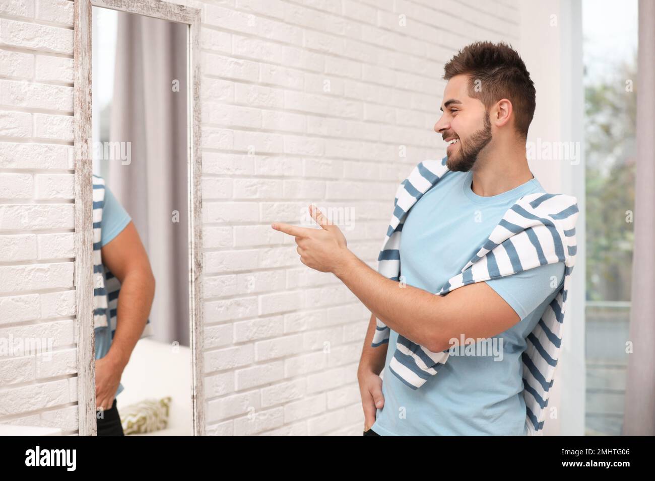 Homme qui se regarde dans le miroir Banque de photographies et d’images ...