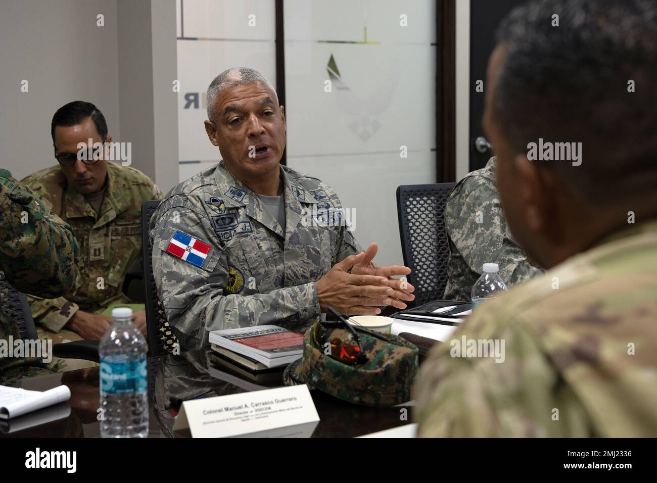 Le colonel Julio Garcia de la Force aérienne de la République ...