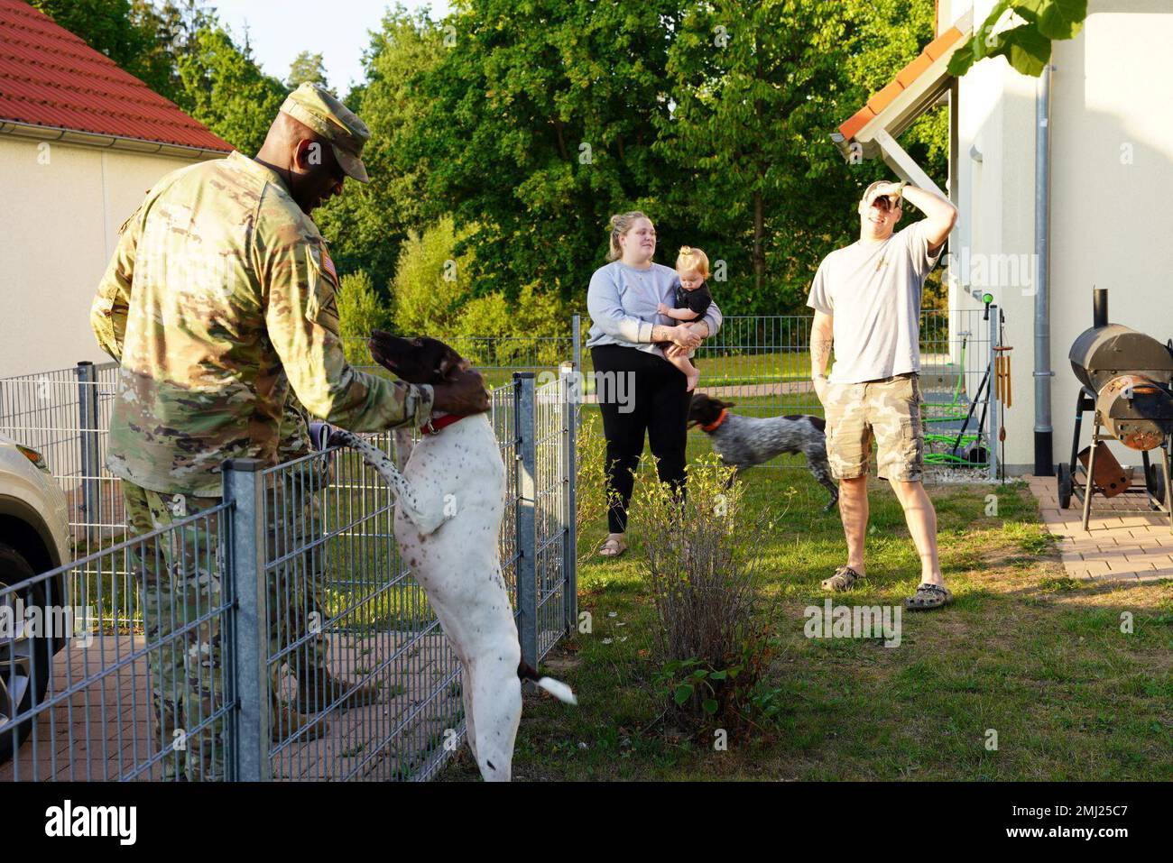 Le commandant de garnison, le colonel Kevin A. Poole, a engagé des gens ...