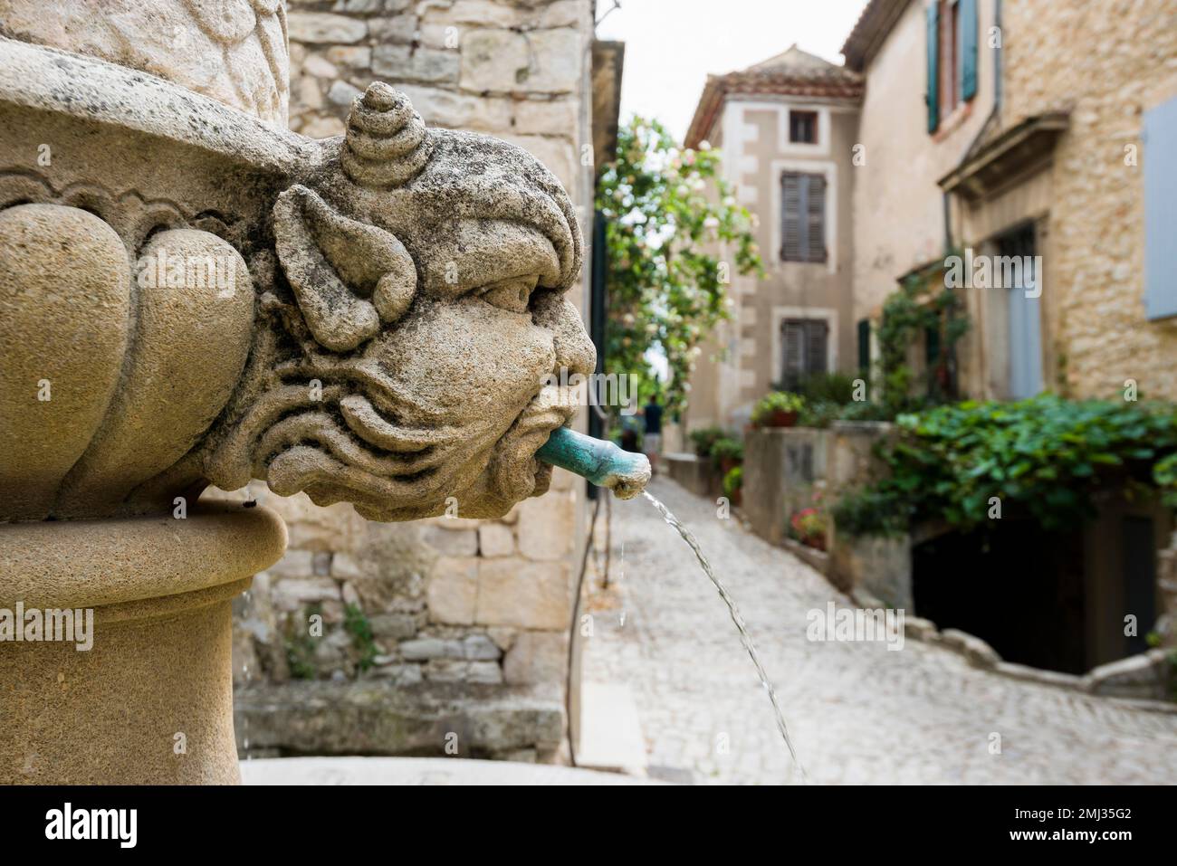 Ancienne fontaine de la place du village, Seguret, les plus Beaux ...