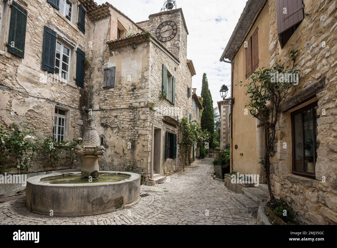 Ancienne fontaine de la place du village, Seguret, les plus Beaux ...