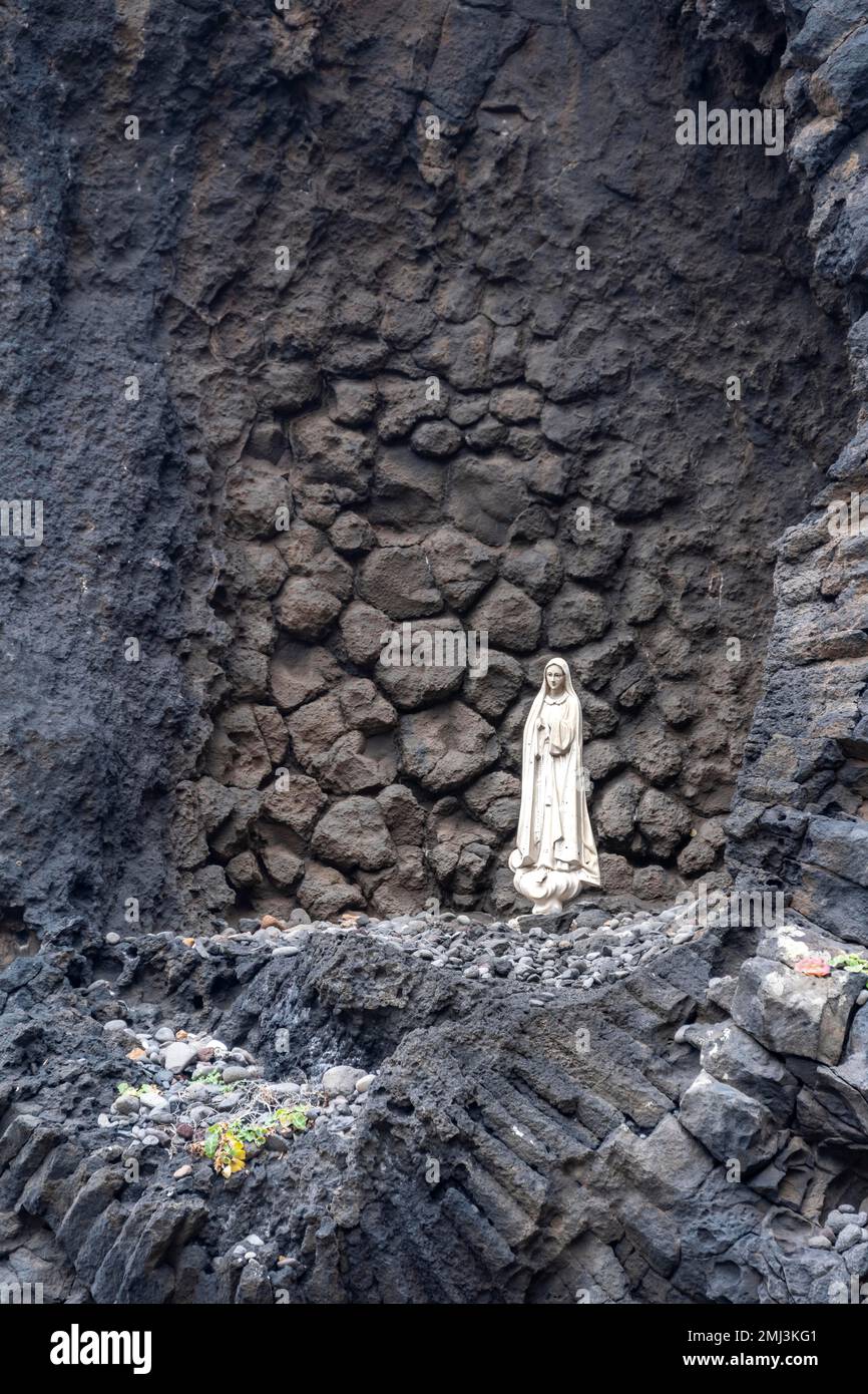 Statue de la Vierge Marie sur un rocher, Praia da Ribeira da Janel ...