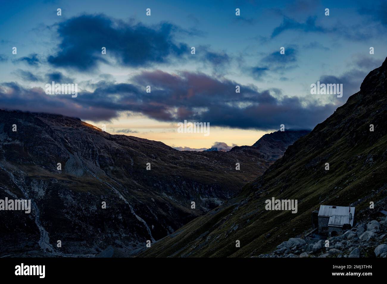 Cabane Tschierva au-dessus des montagnes du Val Rosegg et de l'Engadine ...
