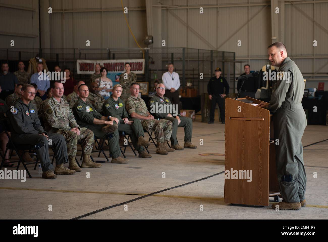 Le colonel Jason Bialon, commandant du Groupe des opérations 9th ...