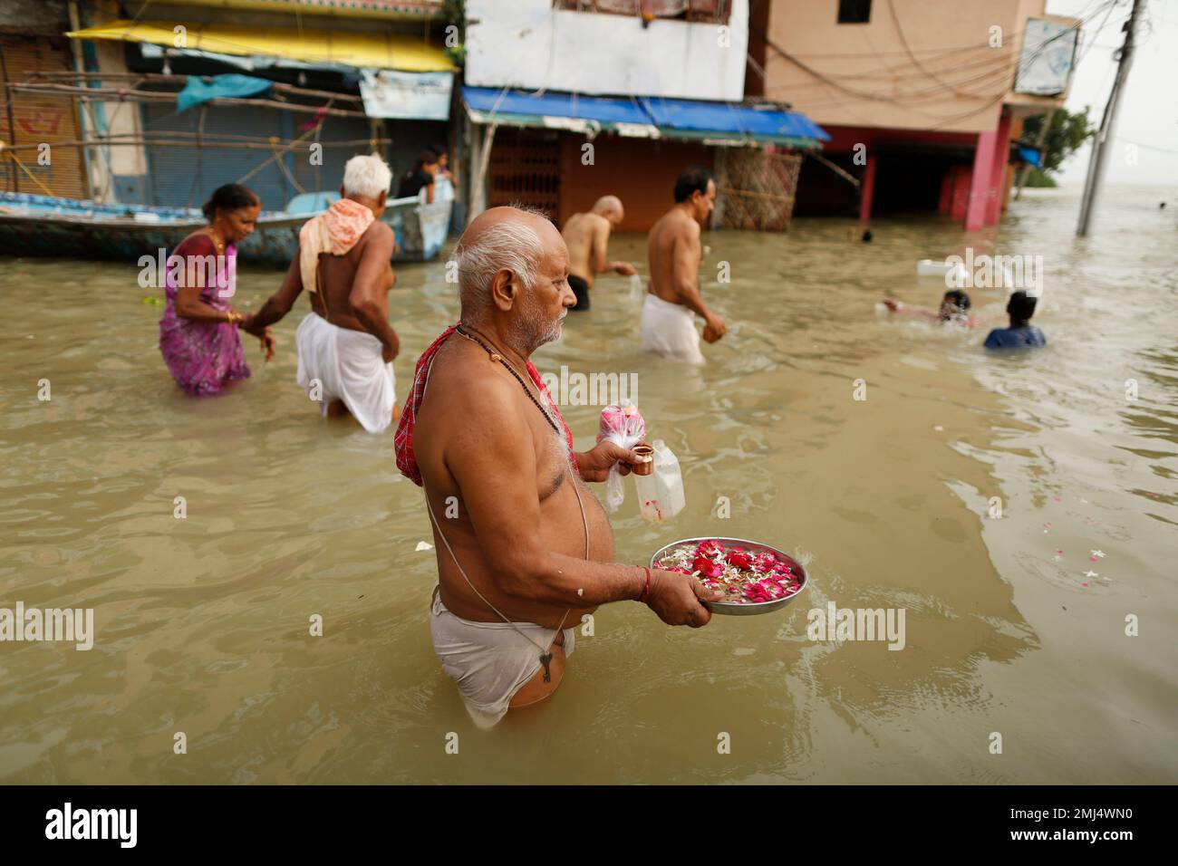 Hindu devotee offer prayers in a flooded River Ganges in Prayagraj ...
