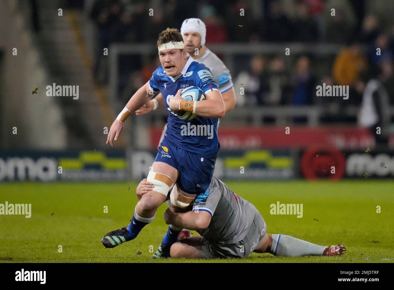 Cobus Wiese #4 de sale Sharks est attaqué pendant le match de ...
