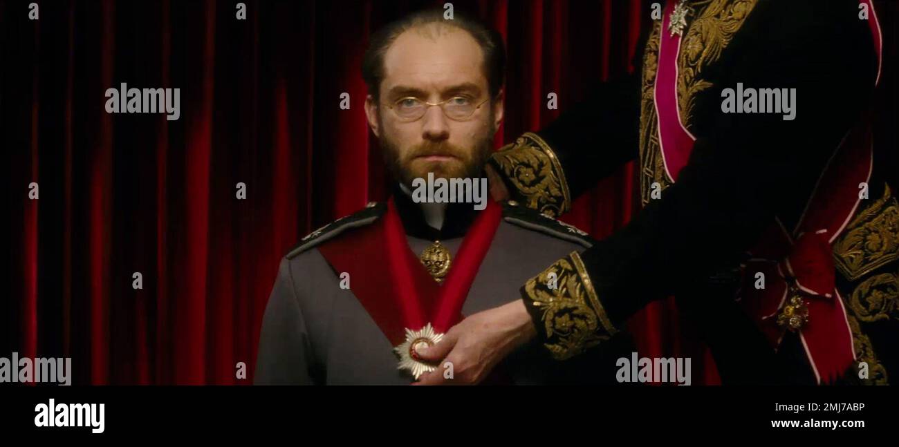 Londres. Jude Law comme Alex Karenin dans une scène du film de ©Focus ...