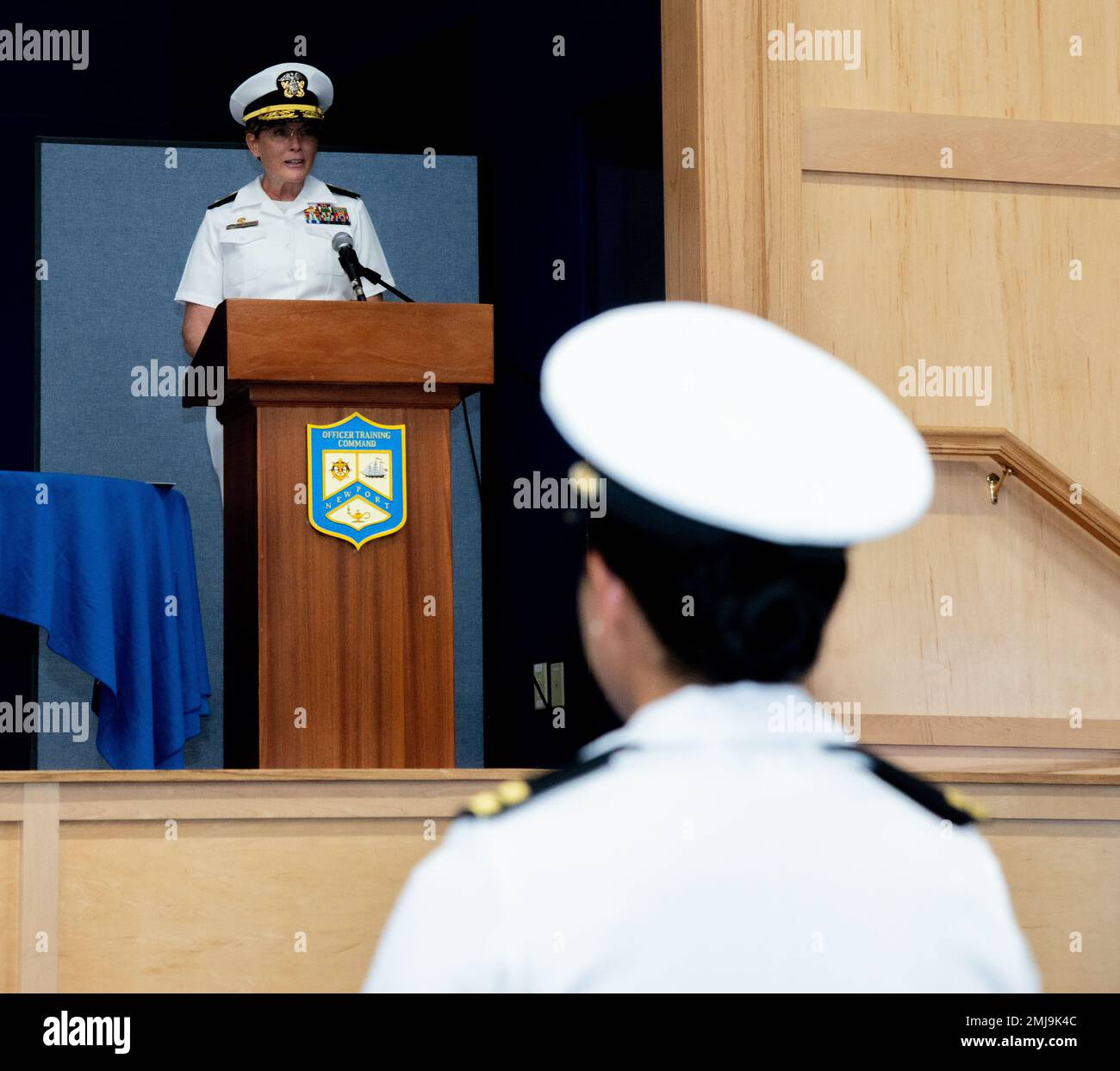 NEWPORT, R.I. (26 août 2022) Cynthia Kuehner, commandant du ...