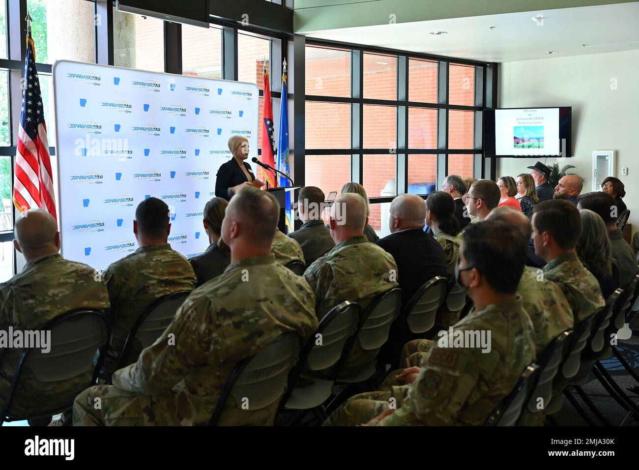 Le colonel Angela Ochoa, 19th, escadre de transport aérien, et le ...