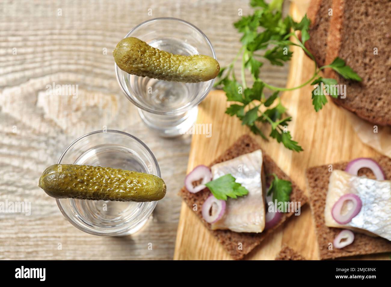 Vodka russe traditionnelle cornichons Banque de photographies et d ...