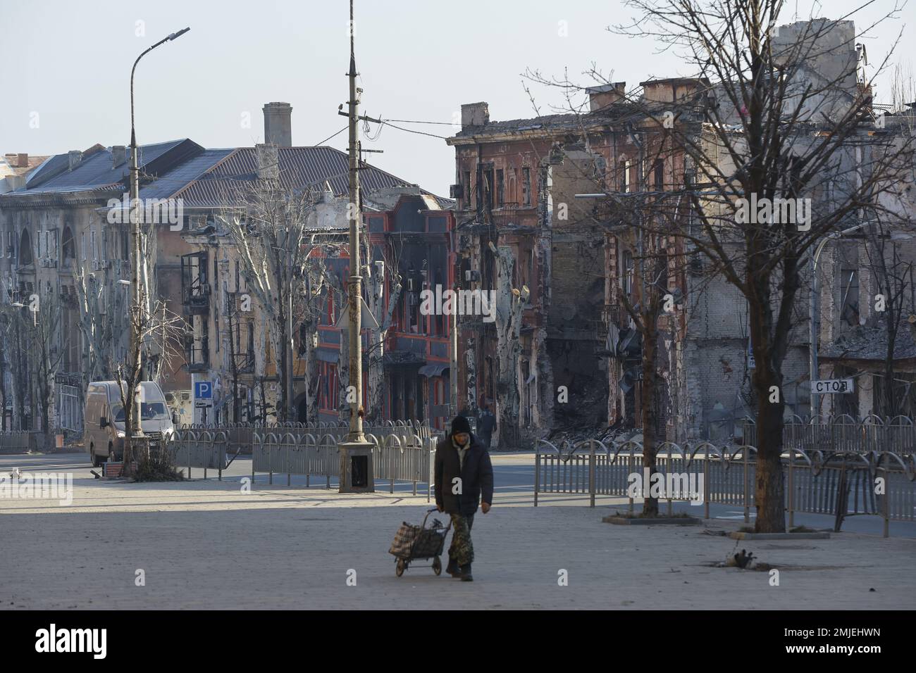 Marioupol. 27th janvier 2023. Un homme passe devant des bâtiments ...