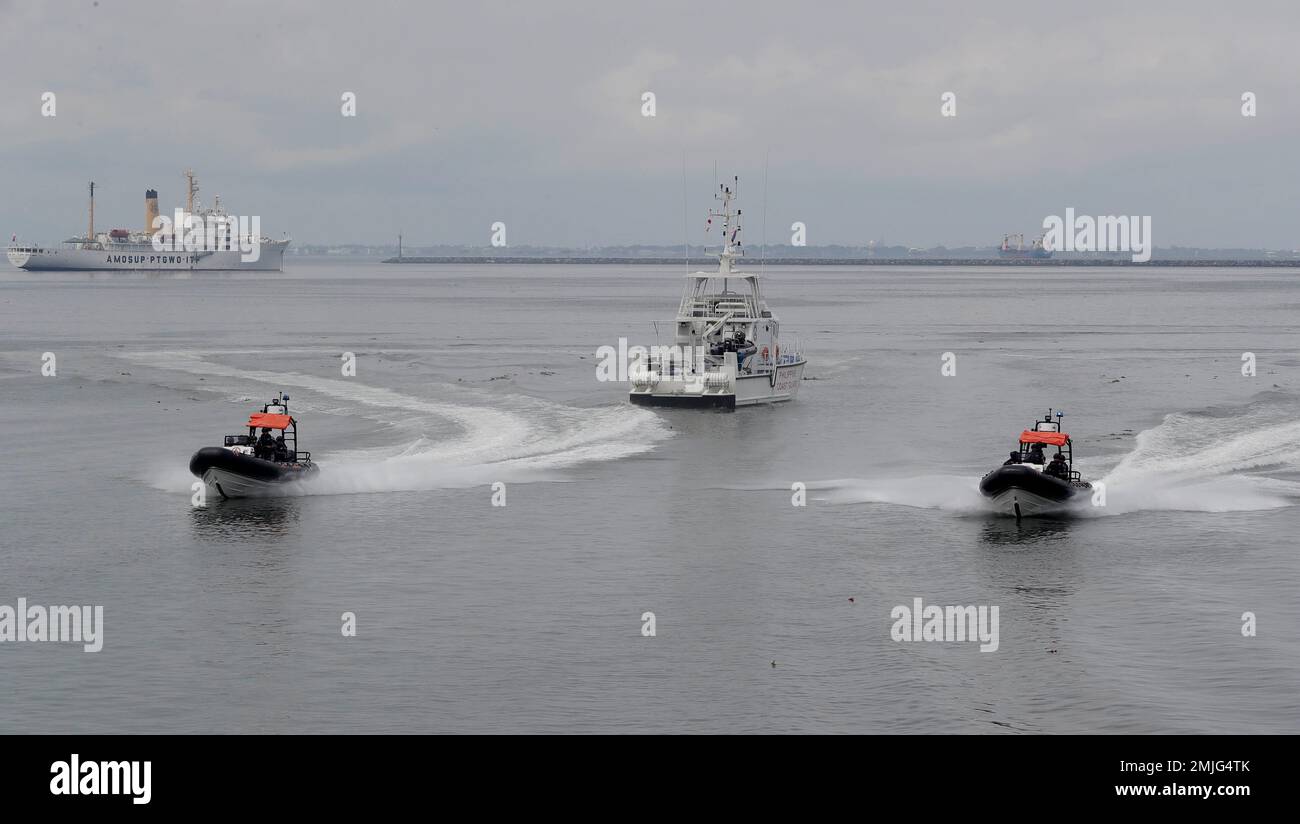 Philippine Coast Guards demonstrate their skills in responding to ...