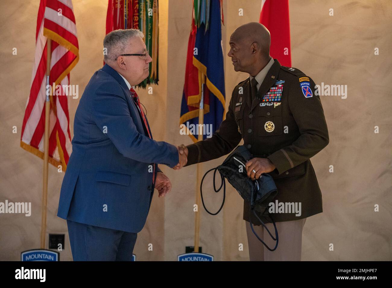 Le général de division Milford H. Beagle Jr., commandant général de la ...