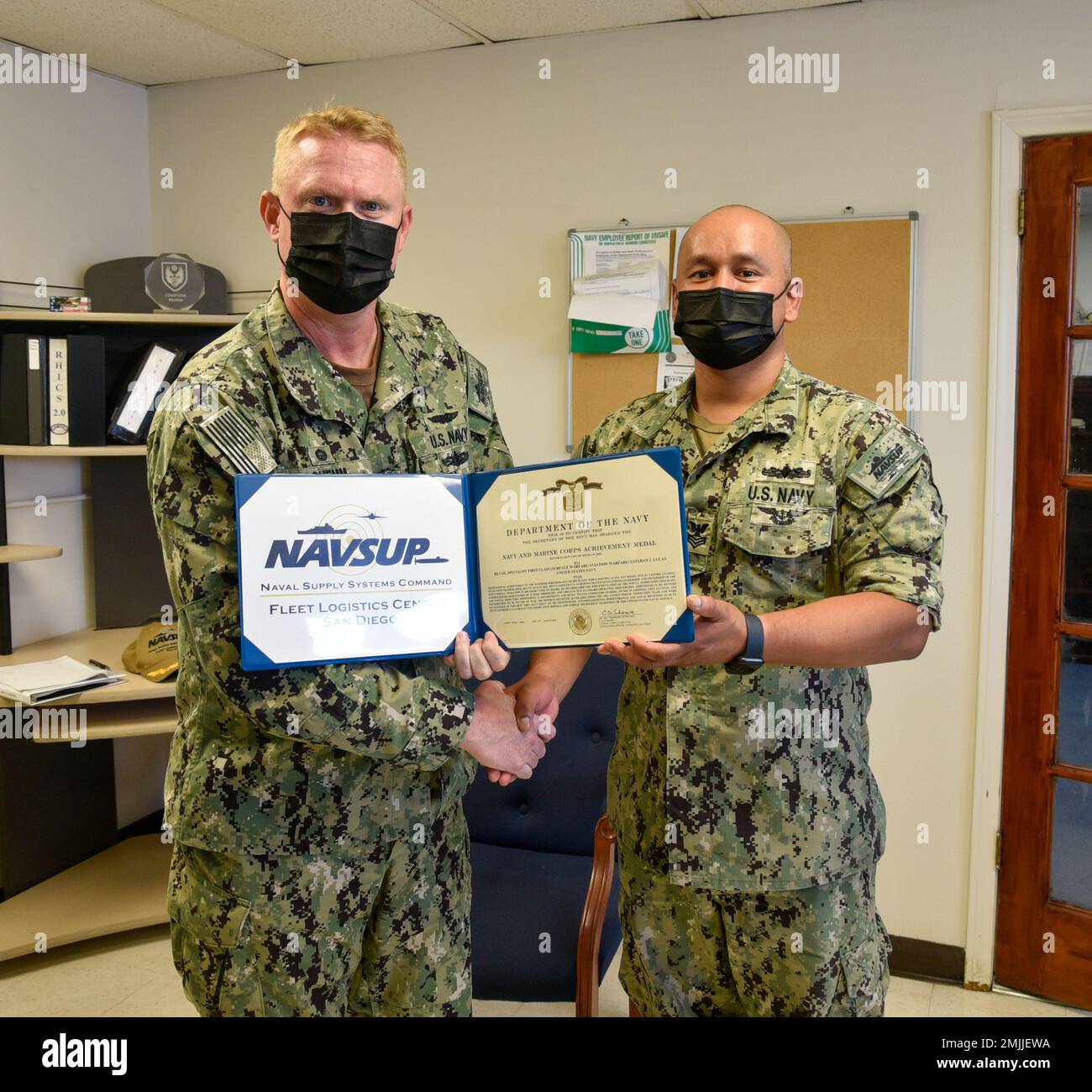 Le capitaine Cory Schemm, commandant NAVSUP FLC San Diego, a remis un ...