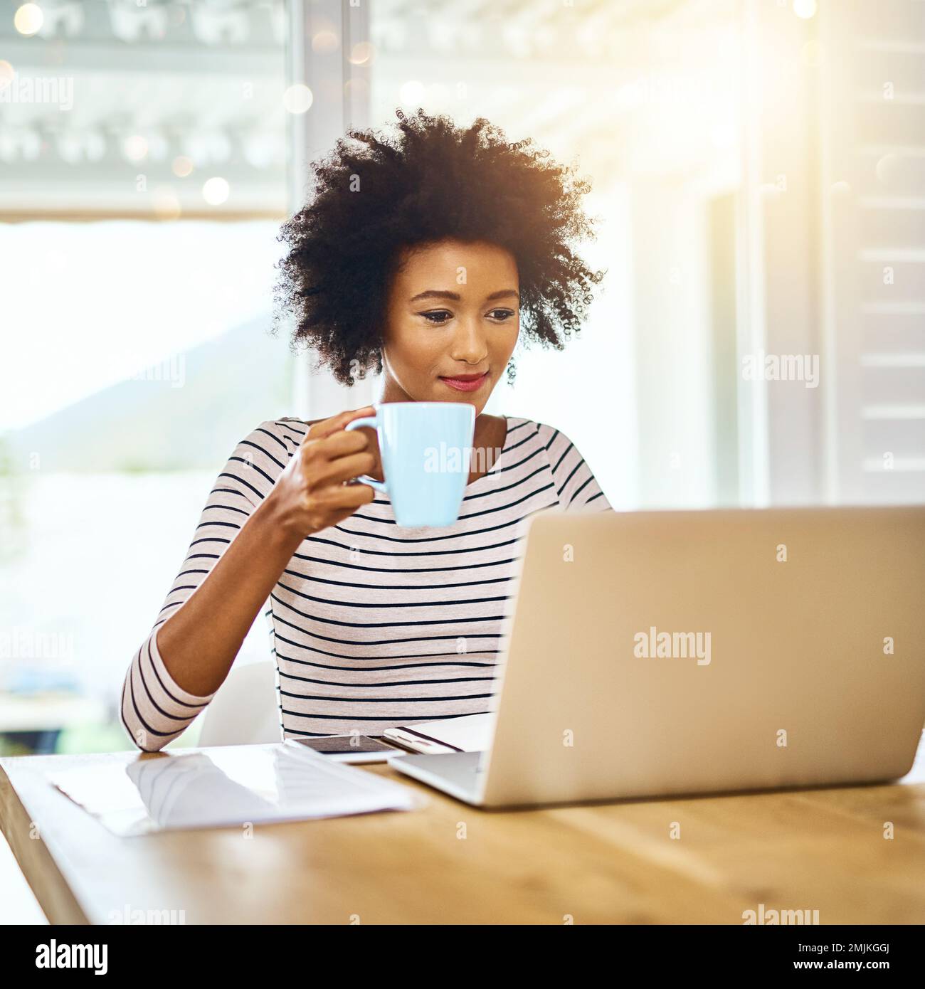 J'ai commencé ma journée avec du café. une jeune femme concentrée qui ...