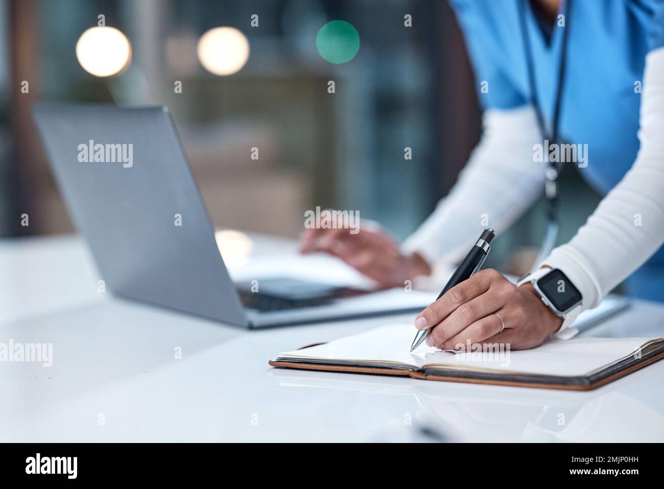Soins de santé, rédaction et mains de l'infirmière avec carnet pour le ...
