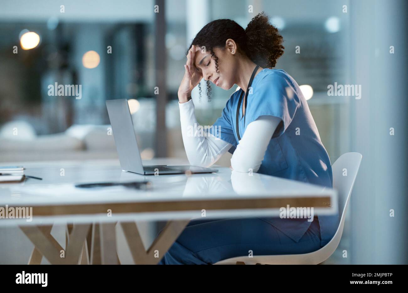 Maux de tête stress, infirmière et femme noire à l'hôpital sensation de ...