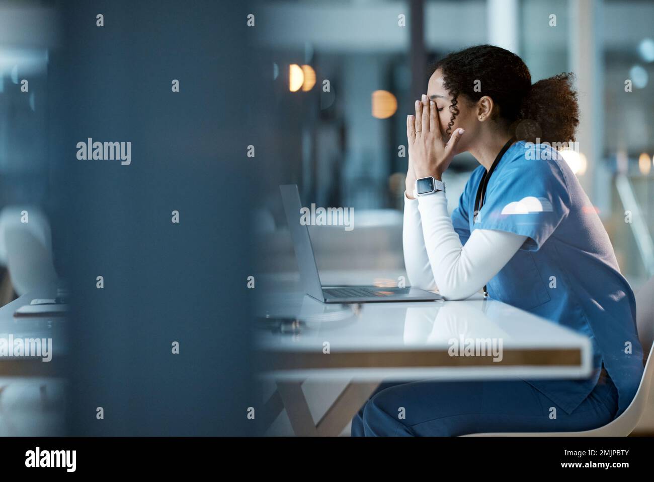 Infirmière, stress d'épuisement et femme noire à l'hôpital qui ressent ...