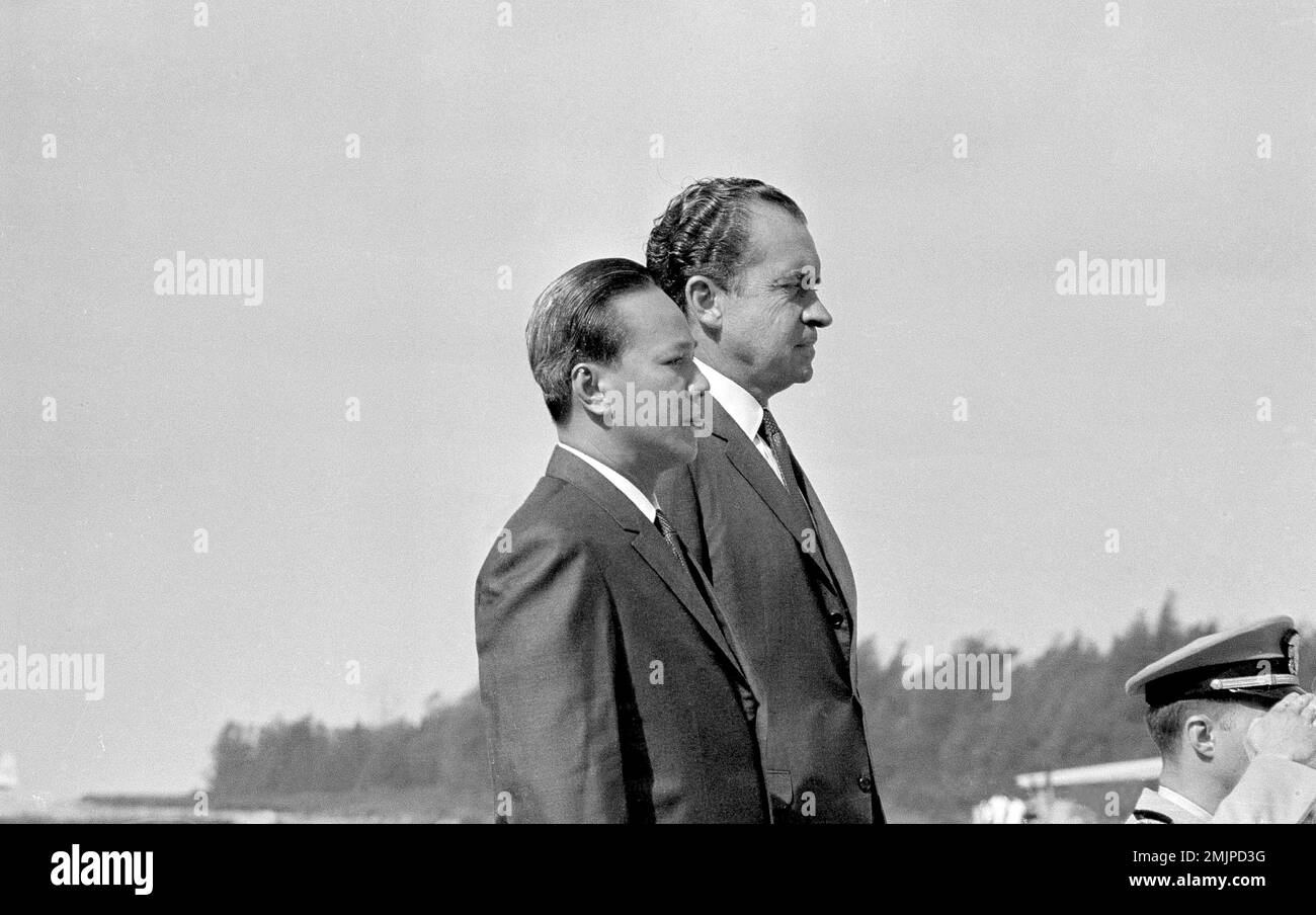 President Richard Nixon and President Nguyen Van Thieu stand at ...