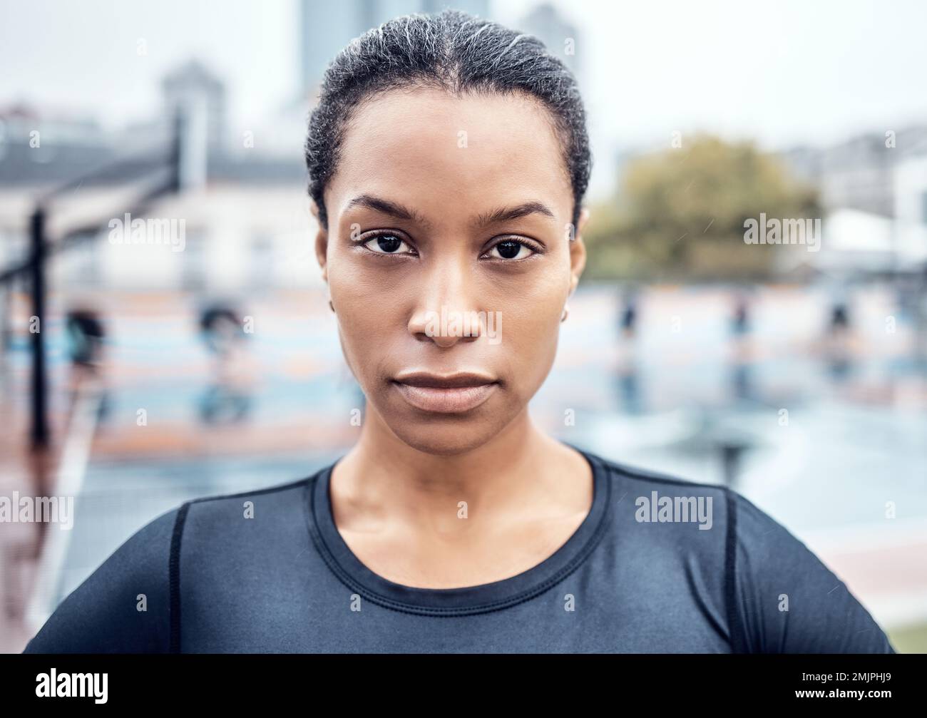 Fitness, exercice et portrait d'une femme athlète dans la ville pour ...