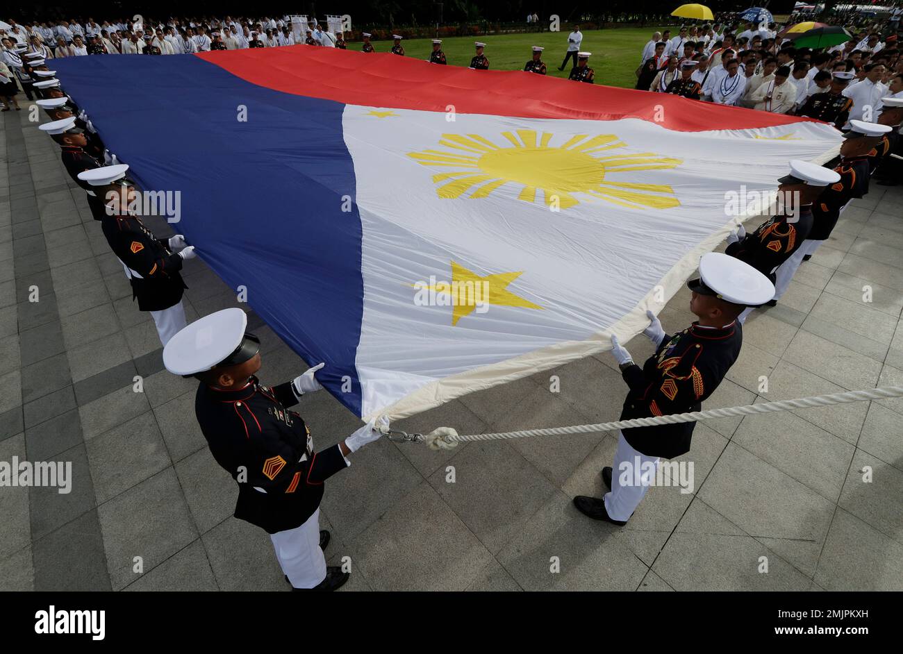 Philippine soldiers carry a giant Philippine flag before ceremonies to ...