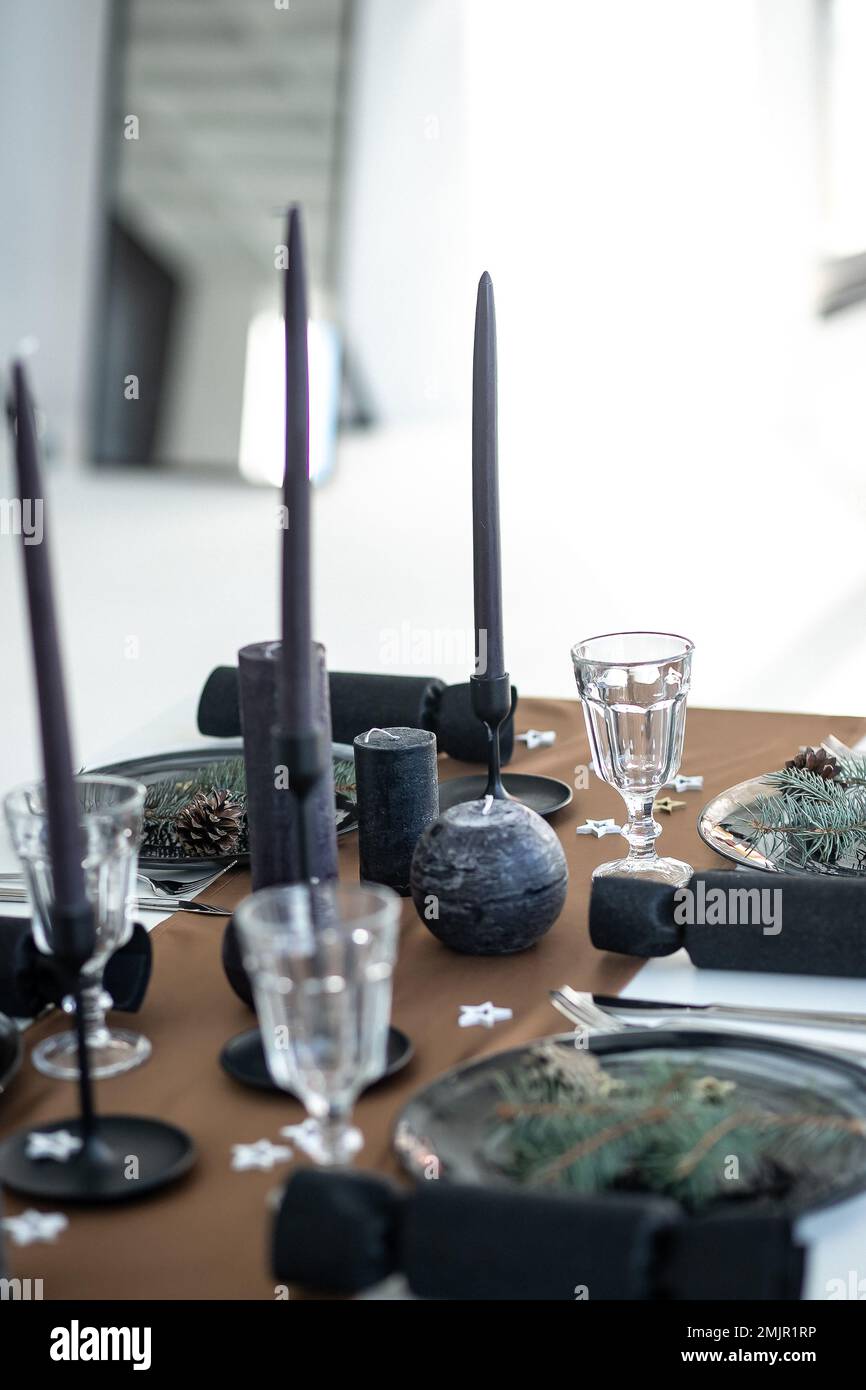 Décor du nouvel an sur la table avec une assiette noire, des cônes, des ...