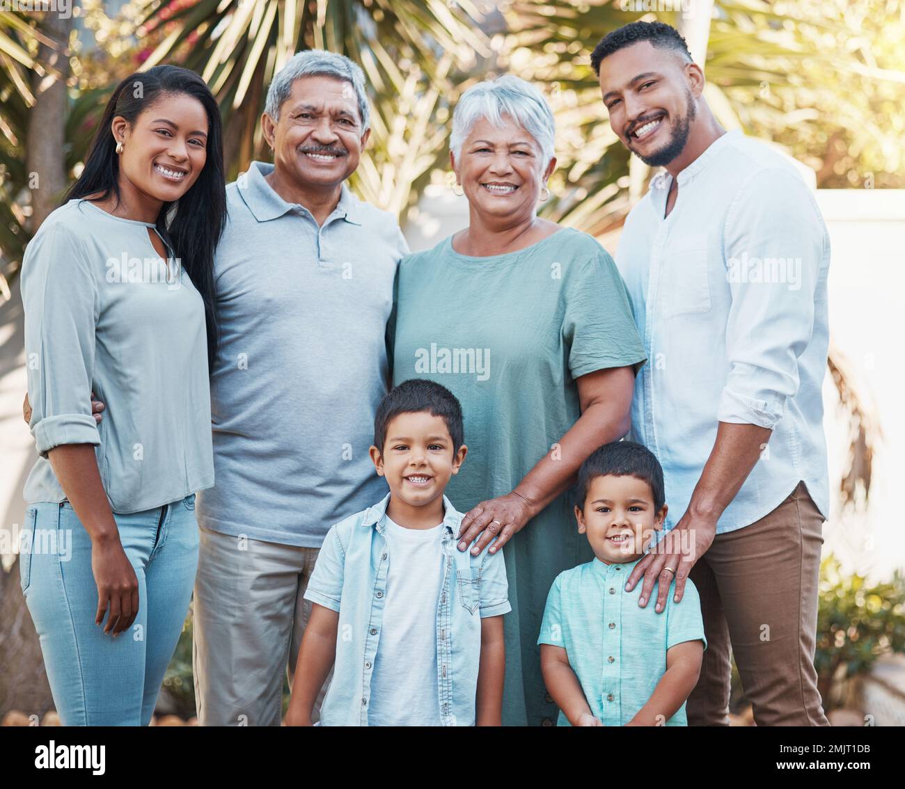 Grand portrait de famille, d'enfants et de jardin avec bien-être en ...