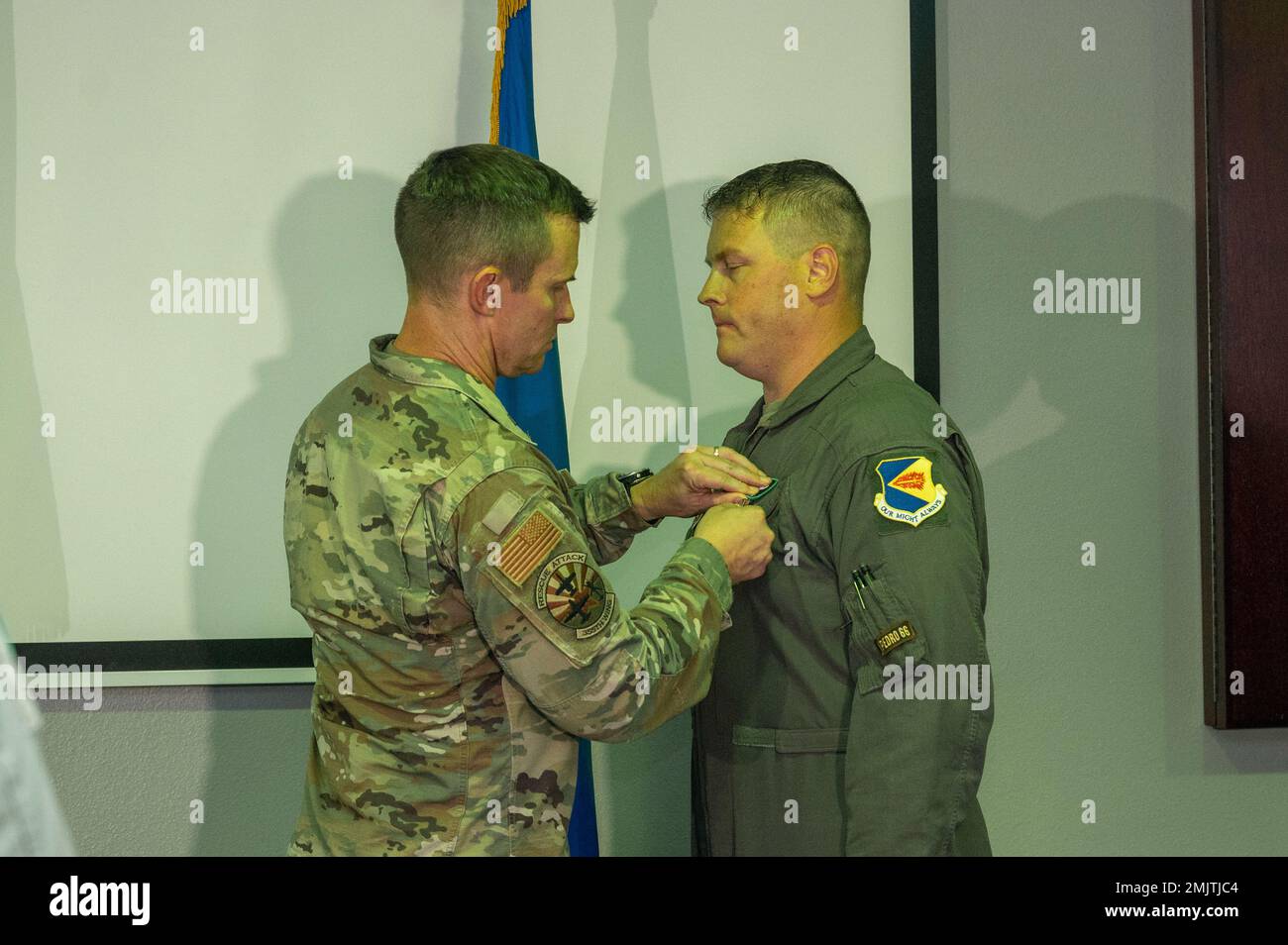 Sgt. Maître Paul W. Hiller reçoit la médaille d'étoile de bronze le 1 ...