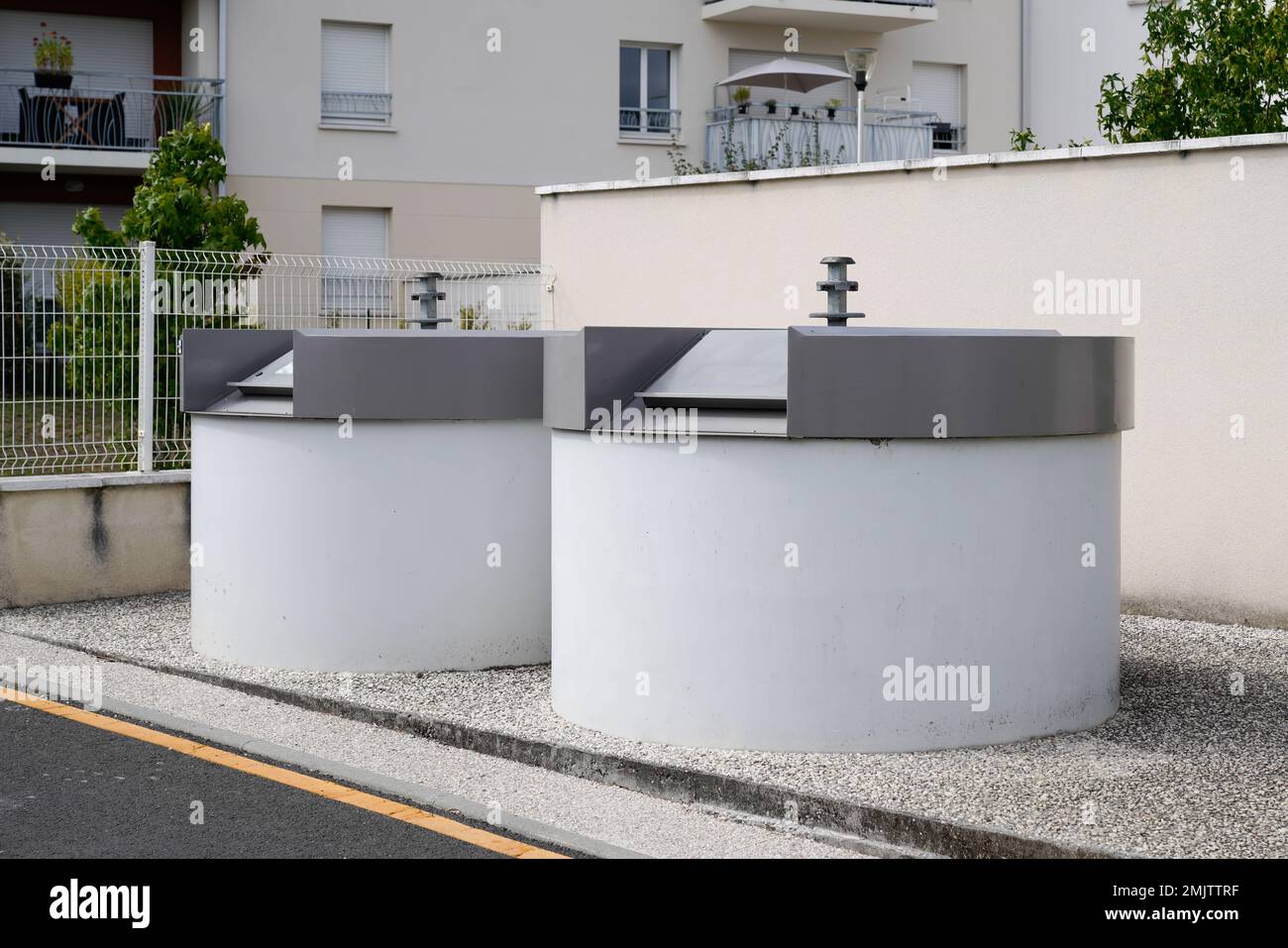 poubelles de rue pour le recyclage séparé du verre et du papier à ...