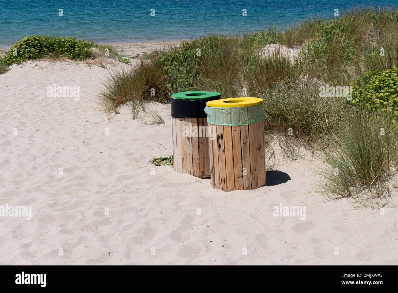 Bac de tri sélectif sur la plage de l'île de Vendée de Noirmoutier ...