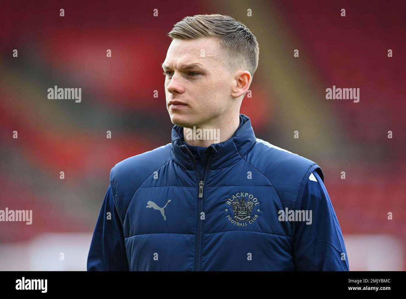 Andy Lyons #24 de Blackpool arrive à l'avance de l'Emirates FA Cup ...