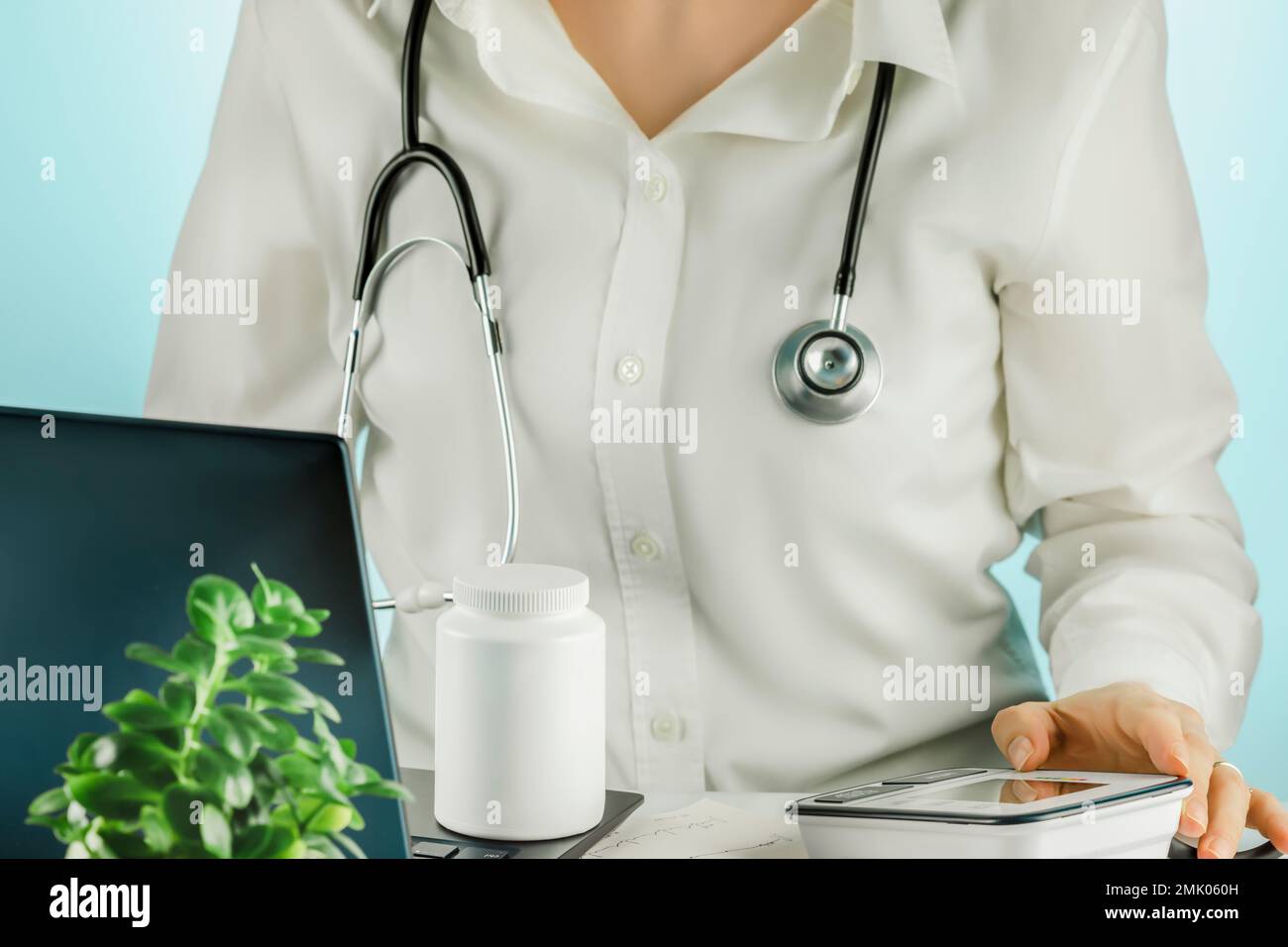 Médecin ou étudiant en médecine avec stéthoscope utilisant un ...