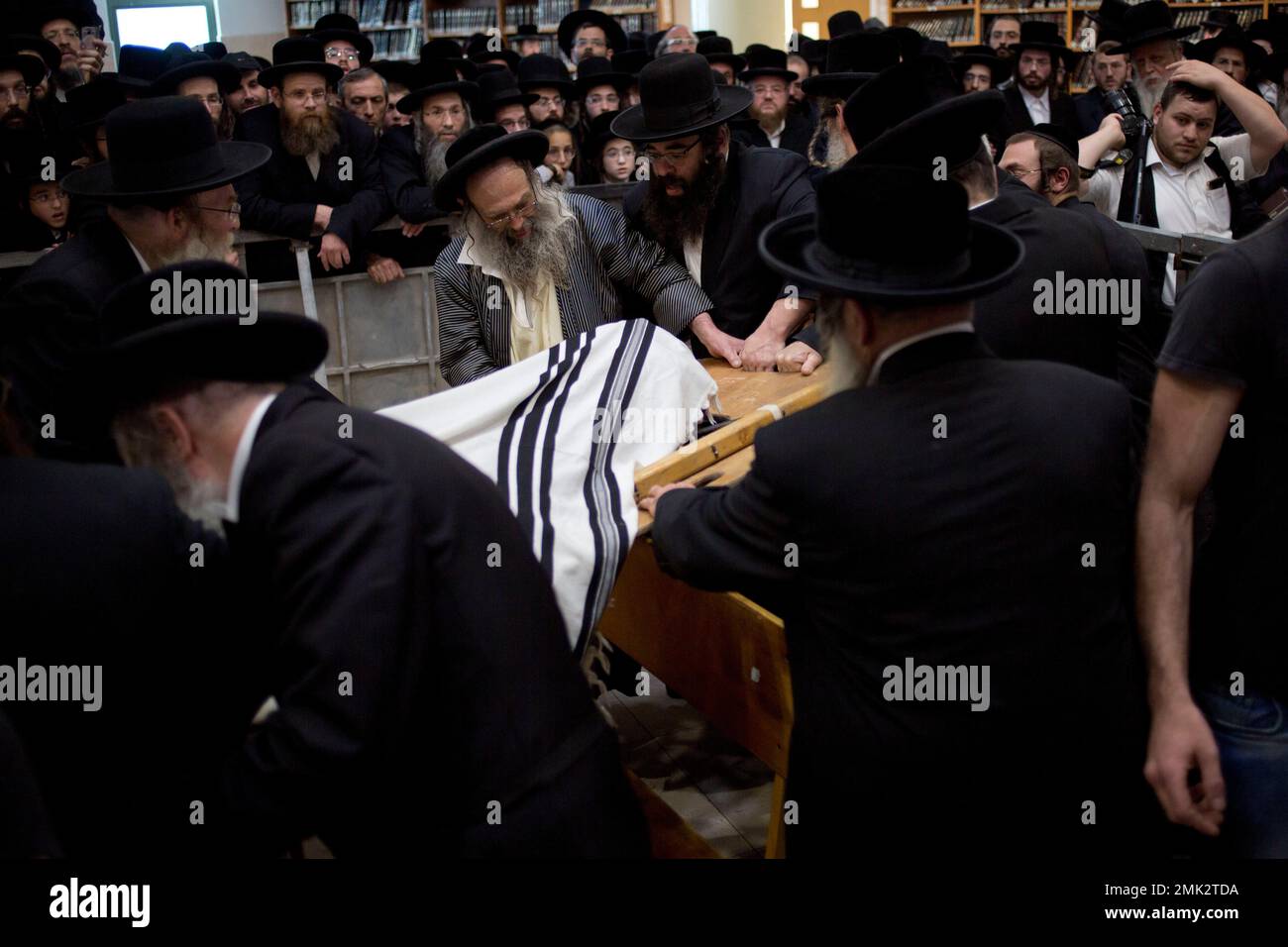 Ultra-Orthodox Jews carry the body of Rabbi of the Kaliv Hasidic ...
