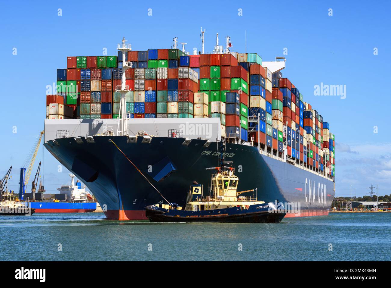 Le navire à conteneurs CMA CGM Mexico manœuvrant au port de Southampton ...