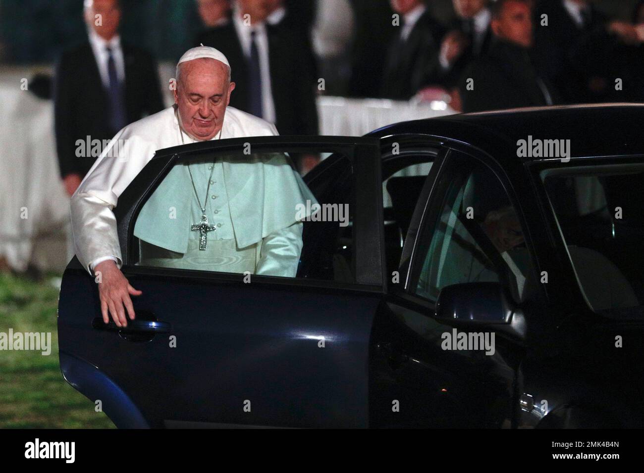 Pope Francis arrivers to preside over the Via Crucis (Way of the Cross ...