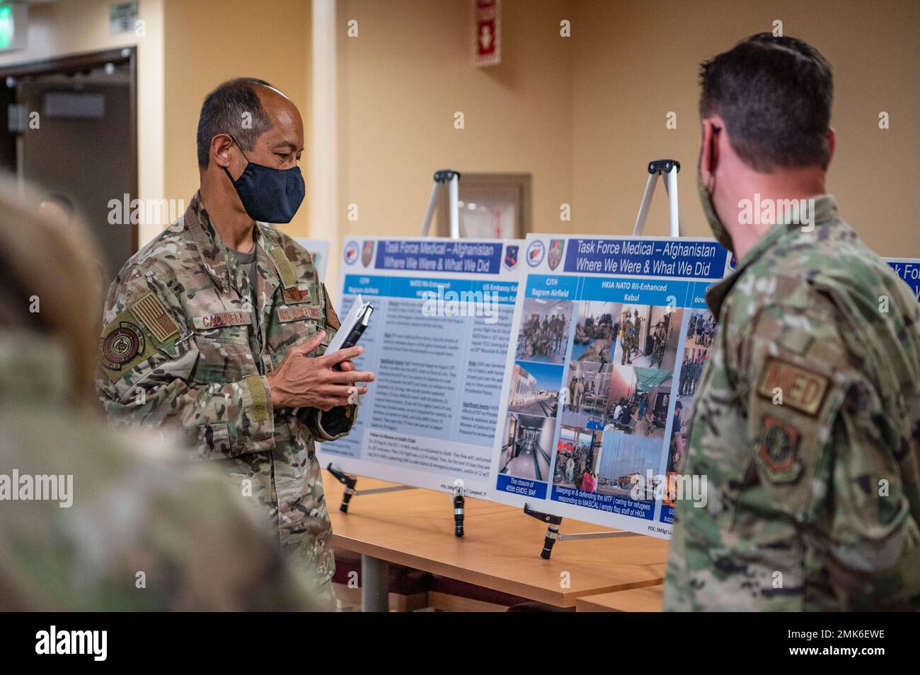 Le colonel Rudolph Cachuela de la U.S. Air Force, à gauche, chirurgien ...