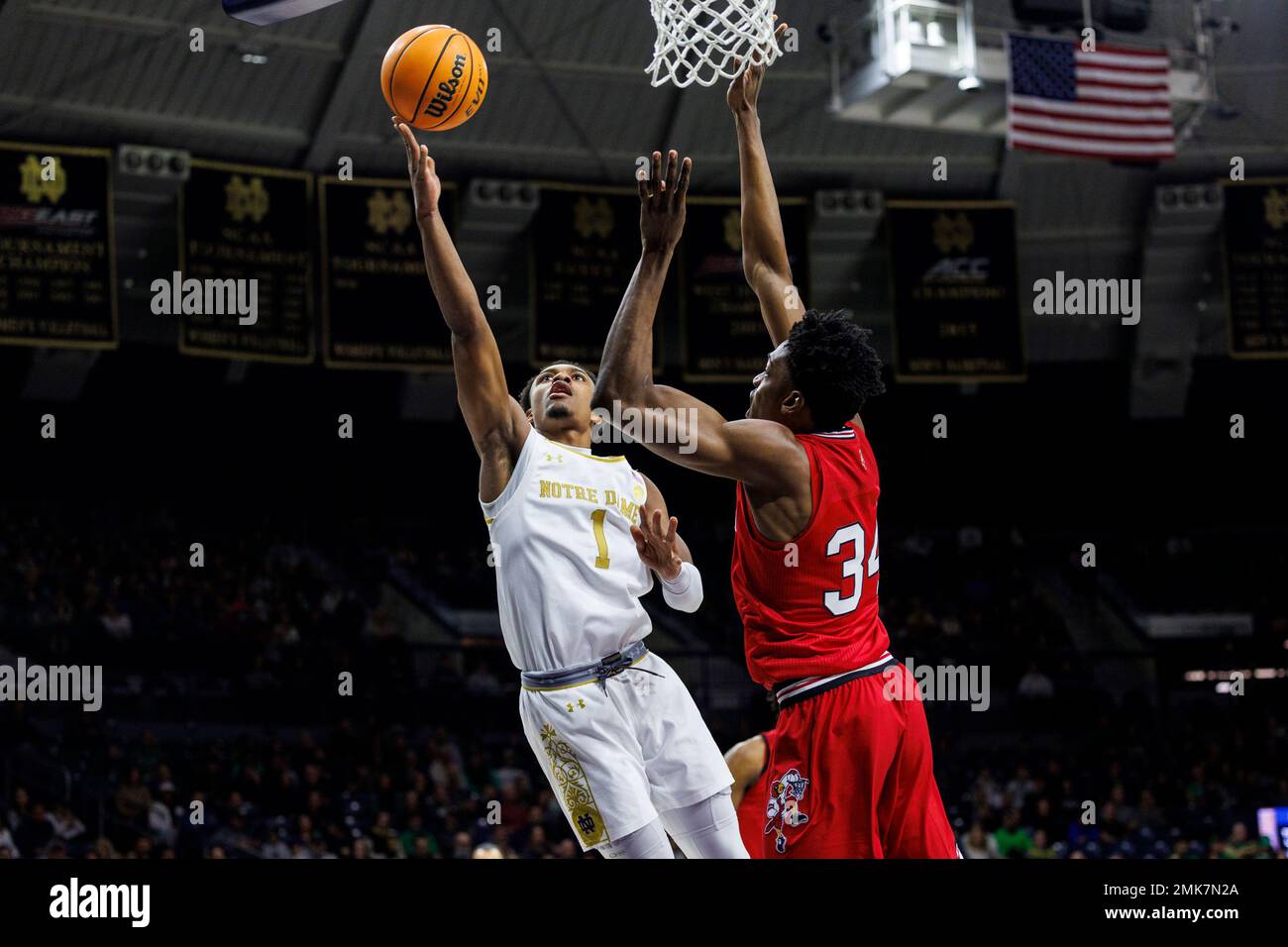 28 janvier 2023: Le garde de notre Dame JJ Starling (1) monte pour une ...