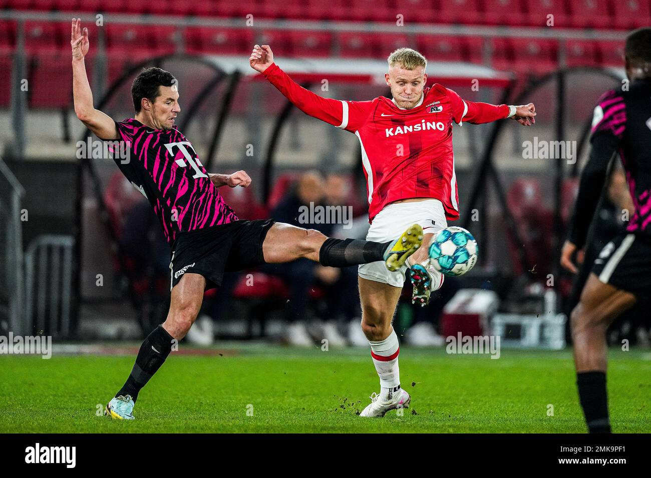 ALKMAAR - (lr) Nick Viergever du FC Utrecht, Jens Odgaard d'AZ Alkmaar ...